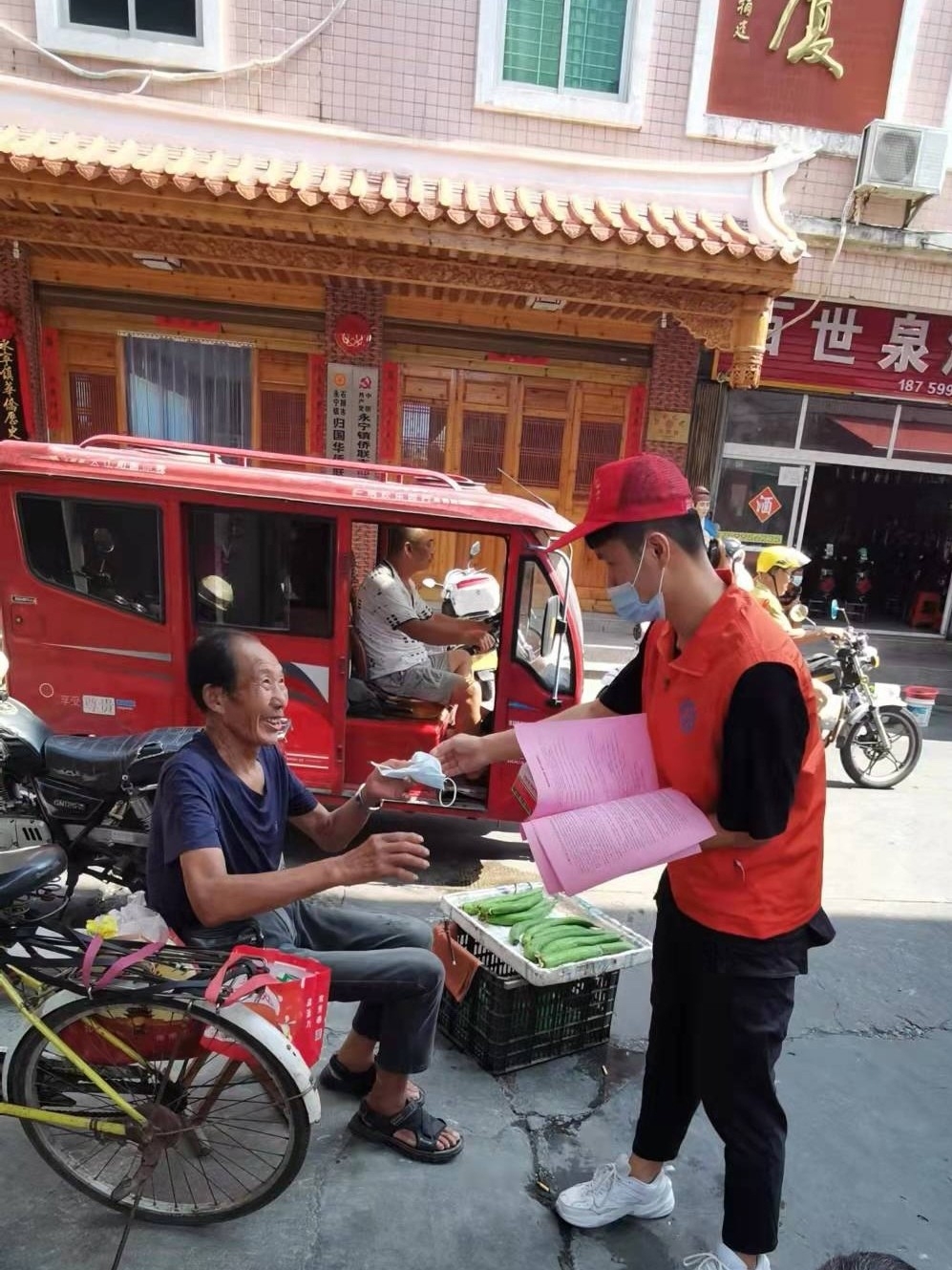 审计局下社区开展新冠疫情防控宣传